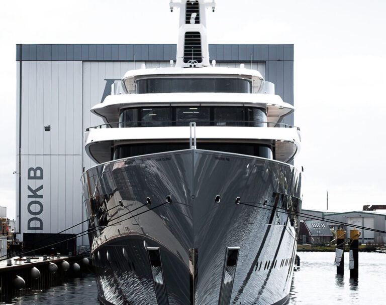 ᐈ EL SUPERYATE "MOONRISE" DE FEADSHIP SALE A LA LUZ: 101 METROS DE ELEGANCIA Y CONFORT