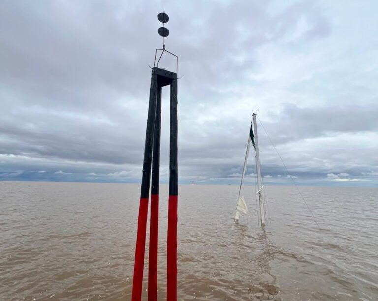 ᐈ RÍO DE LA PLATA - SEÑALIZAN CON BALIZA LUMINOSA EL CASCO HUNDIDO ...